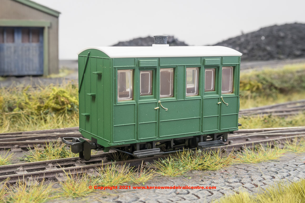 GR500UG Peco GVT 4-wheel enclosed side coach in plain green